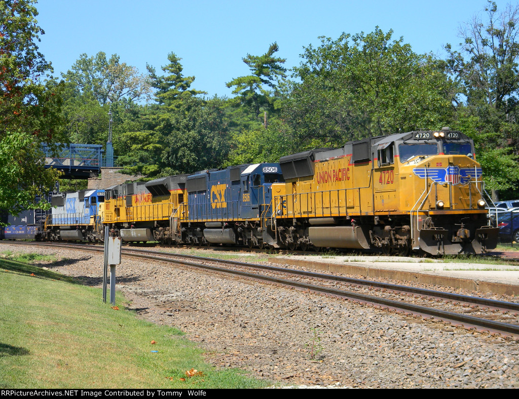 UP 4720 Leads A Great Lash Up on a Eastbound Intermodal Train